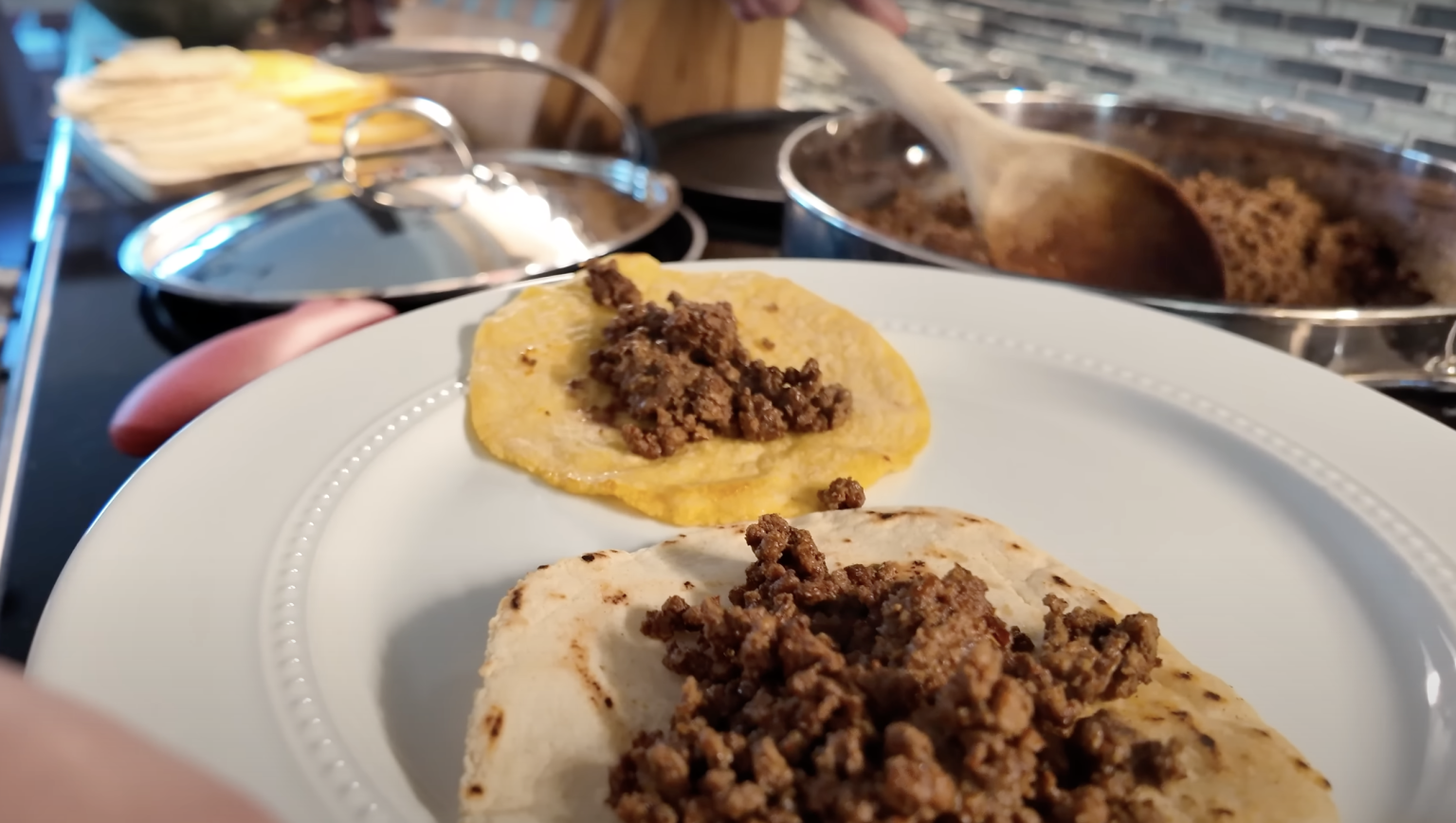 Tacos (receita completa da massa + tempero caseiro para a carne + recheio )